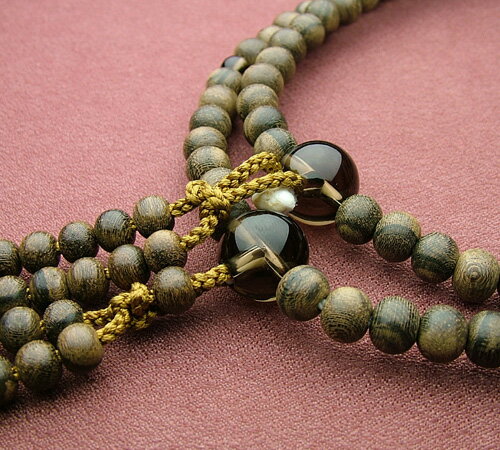 サイズ 108珠（主珠） 材質 【主珠】シャム柿（7mm） 【親珠】茶水晶（14.5mm） 【四天珠】茶水晶（6mm） 房 梵天房（しぶ金茶） 付属品 専用桐箱付 京職人の手づくりタグ付 宗派 真言宗用 備考 ■産出量が少なく非常に希少価値...