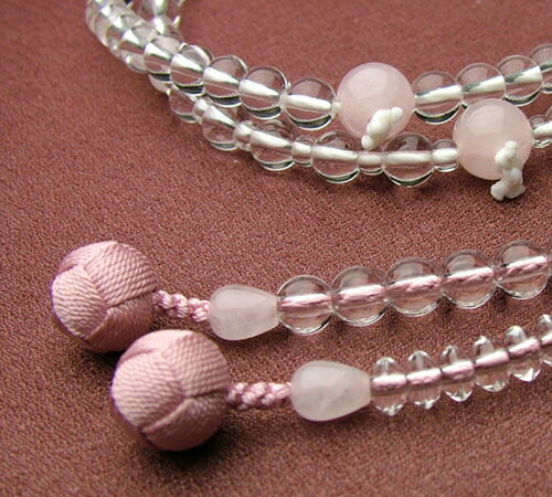 サイズ 68珠（主珠） 材質 【主珠】本水晶（7mm） 【親珠】ローズクウォーツ（11mm） 【つゆ珠】ローズクウォーツ（8mm） 房 ピンク色（梵天房） 付属品 専用桐箱付 京職人の手づくりタグ付 宗派 浄土宗用 商品説明 ・ローズクウォ...