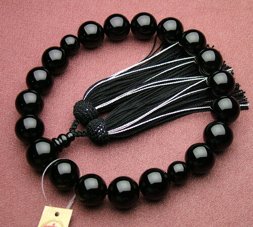 サイズ 18珠（主珠） 材質 【主珠】黒オニキス『18珠』（16mm） 【親珠】黒オニキス（18mm） 【二天珠】黒オニキス（12mm） 房 黒色×銀糸（正絹頭付） 付属品 専用桐箱付 京職人手づくりタグ付 宗派 どの宗派でもお使いいただけ...