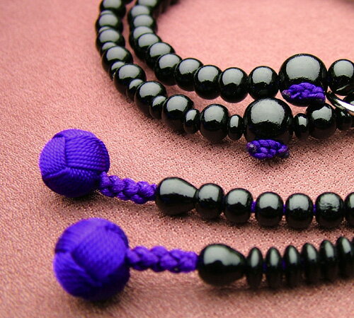 サイズ 68玉（主玉） 材質 【主玉】黒檀（6mm） 【親玉】黒檀（10mm） 【つゆ玉】黒檀（7mm） 房 梵天房（紫色） 付属品 専用紙箱付 宗派 浄土宗用 商品説明 ■一見力強い印象を思わせる黒褐色の黒檀ですが、紫色の小田巻梵天との組...