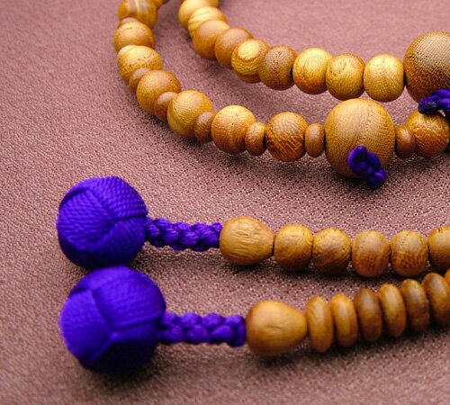 サイズ 68玉（主玉） 材質 【主玉】欅（6mm） 【親玉】欅（10mm） 【つゆ玉】欅（7mm） 房 梵天房（紫色） 付属品 専用紙箱付 宗派 浄土宗用 商品説明 ■木目が美しいと言われる欅を使用している念珠です。 艶を出す薬剤を使用して...