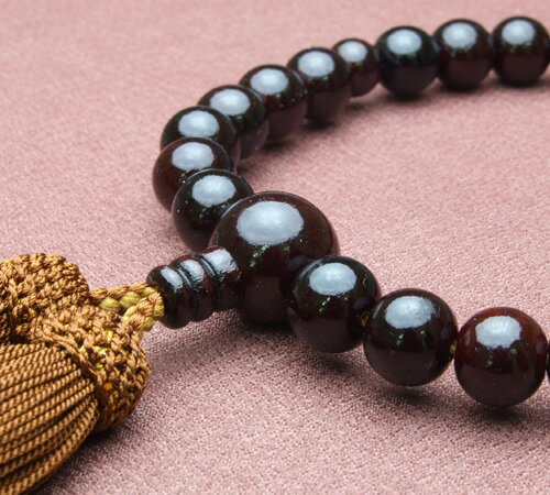 サイズ 27玉（主玉） 材質 【主玉】紫檀（10mm） 【親玉】紫檀（15mm） 【二天玉】紫檀（8mm） 房 茶色の房（人絹頭付） 付属品 専用紙箱付 宗派 どの宗派でもお使いいただけます。 商品説明 ・素材の色と房の茶色がシンプルに仕上...