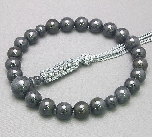 サイズ 22珠（主珠） 材質 【主珠】本黒翡翠丸珠（12mm） 【親珠】本黒翡翠丸珠（16mm） 【天珠】本黒翡翠丸珠（10mm） 房 紐房（グレー・同系色柄紐） 付属品 専用桐箱付 宗派 どの宗派でもお使いになれます 商品説明 ・主にミャ...