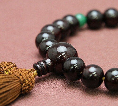 サイズ 22玉（主玉） 材質 【主玉】紫　檀（12mm） 【親玉】紫　檀（18mm） 【二天玉】翡　翠（9mm） 房 茶色の房（人絹頭付） 付属品 専用紙箱付 宗派 どの宗派でもお使いいただけます。 備考 ・房の色はすべて茶色で落ち着いた仕...