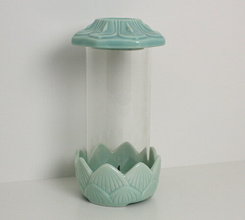 サイズ 【幅】約8cm　【高】約16.5cm 商品説明 お墓や屋外でローソクを立てるお道具です。 ■材質…ガラス、陶器 ■風が吹いてもローソクが消えにくいように出来てます。台座は蓮の形で、上と下が3つに分かれ、掃除もし易くなっております。