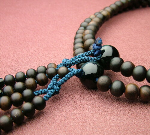 サイズ 108珠（主珠） 材質 【主珠】すびき縞黒檀（7mm） 【親珠】青虎目（14.5mm） 【四天珠】青虎目（6mm） 房 梵天房（紺色） 付属品 専用桐箱付 京職人の手づくりタグ付 宗派 真言宗用 備考 ■匠シリーズの石はすべての石に...