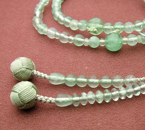 サイズ 68珠（主珠） 材質 【主珠】蛍石（6mm） 【親珠】蛍石（10mm） 【つゆ珠】蛍石（7mm） 房 梵天房（うす緑色） 付属品 専用桐箱付 京職人の手づくりタグ付 宗派 浄土宗用 備考 ■匠シリーズの石はすべての石にA級品のみを使...