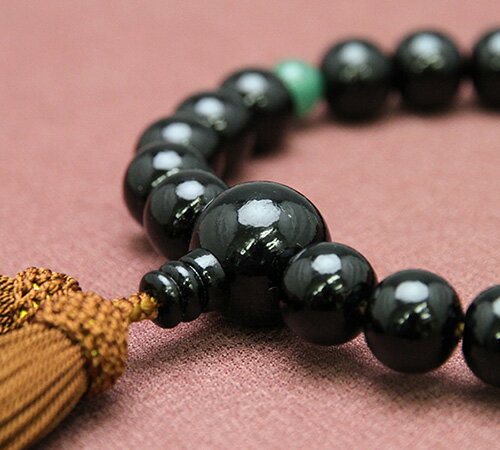 サイズ 22玉（主玉） 材質 【主玉】黒　檀（12mm） 【親玉】黒　檀（18mm） 【二天玉】翡　翠（9mm） 房 茶色の房（人絹頭付） 付属品 専用紙箱付 宗派 どの宗派でもお使いいただけます。 備考 ・房の色はすべて茶色で落ち着いた仕...