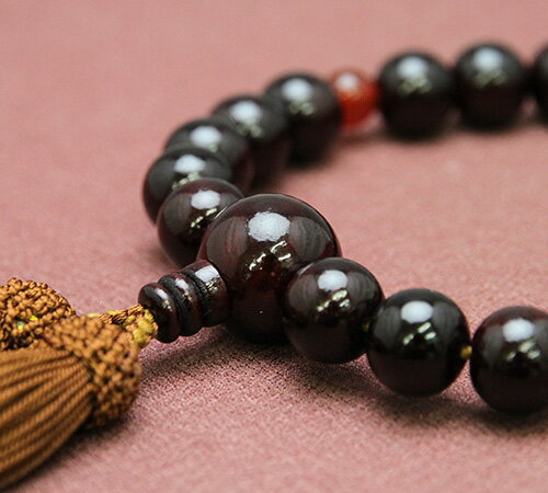 サイズ 22玉（主玉） 材質 【主玉】紫　檀（12mm） 【親玉】紫　檀（18mm） 【二天玉】瑪　瑙（9mm） 房 茶色の房（人絹頭付） 付属品 専用紙箱付 宗派 どの宗派でもお使いいただけます。 備考 ・房の色はすべて茶色で落ち着いた仕...