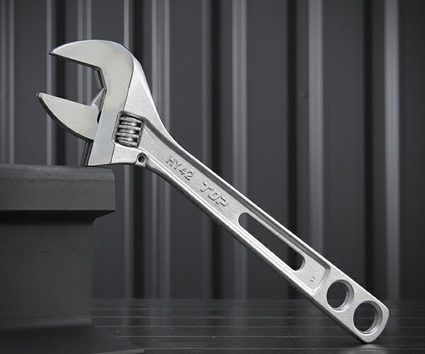 特長：口を全開にしてもアゴの出っぱりがなく狭い場所に最適な薄型軽量タイプです。水道、ガス、エアコンなどの配管の込み入った場所でのナット締めなど、広範囲のねじ締めに適しています。逆方向に回しても保障トルクは落ちません。一クラス上の口開きです。...