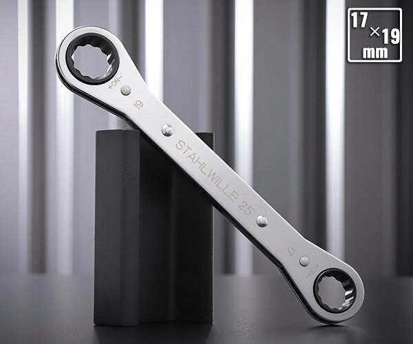 振り幅の取れない狭所で威力を発揮する、薄型の板ラチェットメガネレンチです。 スピーディーな作業に最適な板ラチェットセット。 サイズは17×19mm。全長205mm、質量188gです。 特長 ●ストレートタイプの板ラチェット。 ●ボディーはク...
