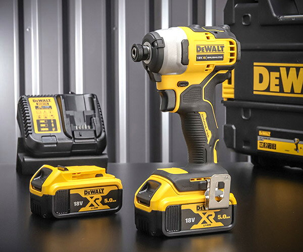 DeWALT 18Vのパワフルなインパクトドライバー！ ハイトルクなパワー重視でブラシレスモーターを採用しています。 暗所での作業にも便利な、LEDライト (3灯) を搭載！ 消耗や交換が必要なブラシのないモーターを採用することにより、軽量...