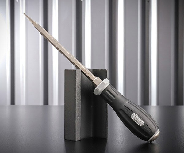 人間工学に基づき、握りやすさと回しやすさを追求しており、作業性が抜群です。 ソフトグリップは手にフィットし、パワーを余すことなく先端に伝えます。 先端は、強力マグネット付きです。 ボルスター付きです。 【仕様】 刃先：[-]1.2×8.0 ...