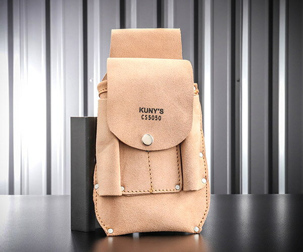 ●サイズ(mm)：W139xH298 ●材質：スプリットレザー ●重量(g)：226.5 ●フタが工具の落下を防ぎます。 ●負荷のかかる部分はリベットにより強化されています。 ※工具類は付属しません。 ※クニーズ社の皮革製品は全て天然の素材...