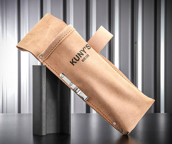 ●サイズ(mm)：W140×H318 ●対応ベルト幅(mm)：55 ●材質：スプリットレザー ●質量(g)：339.7 ●溶接棒の収納に最適なホルダー。 ●クイックリリーススナップ付。 ●負荷のかかる部分はリベットにより強化されています。 ...