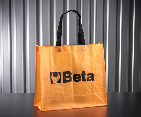 耐久性の高いポリプロピレン製です。 オレンジが目立つ大型のショッピングバッグです。 エコバッグとしても使えます。　 【仕様】 サイズ(mm)：W400×H450 材質：ポリプロピレン メーカー名：Beta（ベータ） メーカー品番：9569M...