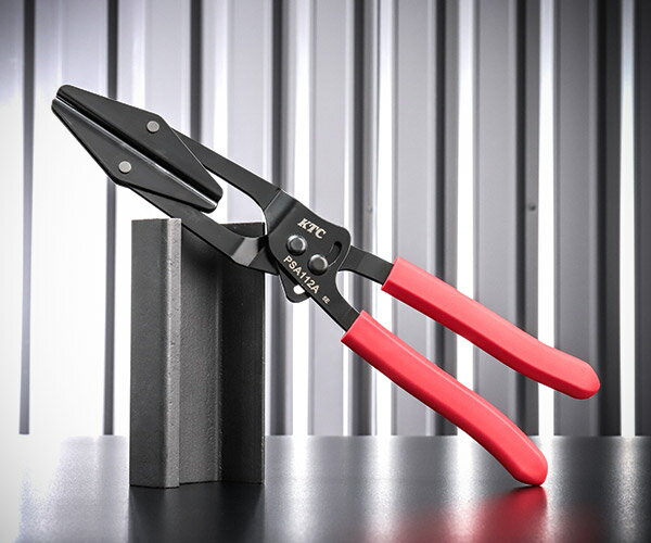 「超大径ホースを、確実に止める」。 KTCが大型車両や建設機械の整備現場を想定して開発した、最大φ70mm対応のピンチオフプライヤです。 PSA112Aは、自動車のホース類を一時的に閉塞するための専用プライヤ。 二輪や普通車はもちろん、大型...