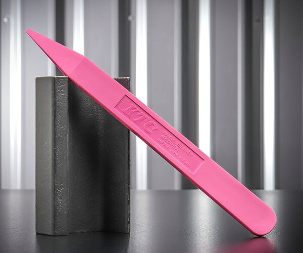 ファイバー入りの樹脂を使用することで、強く硬いリムーバーを実現しました。 KTCのナロウタイプヘラAP201-HNです。 KTCのナロウタイプヘラです。 全長は200mmです。 ファイバー入りの樹脂を使用することで、強く硬いリムーバーを実現...