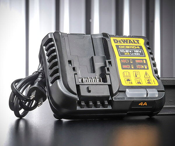 10.8V / 18V兼用のLi-ion 充電器です。 メーカー名：DEWALT（デウォルト） メーカー品番：DCB1104-JP 商品名：DCB1104-JP 10.8V / 18V Li-ion 充電器 JANコード：453617889...