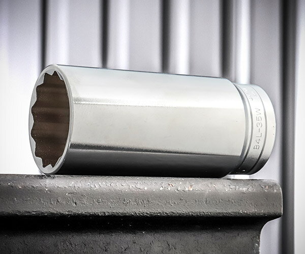 差込角12.7sq.の十二角ディープソケット、サイズ35mm。 深穴や突き出たボルトの締緩に。 KTCのディープソケットB4L-35Wです。 差込角12.7mm(12.7sq.)(1/2)の手動工具用十二角ディープソケットで、対辺二面幅(サ...