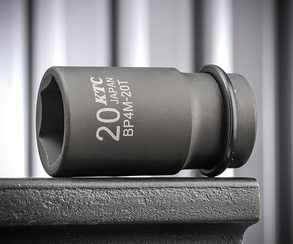 差込角12.7sq.のインパクト用ディープソケット、サイズ20mm。 深穴や突き出たボルトの締緩に。 KTCのインパクトディープソケットBP4M-20TPです。 差込角12.7mm(12.7sq.)(1/2)のインパクトレンチ(電動・エア)...