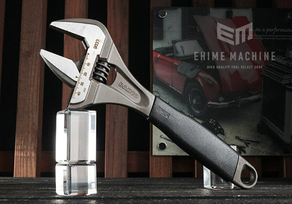 ハンドルにエラストマーグリップをつけ、手にフィットし滑りにくくなっています。 ジョーの開口幅セッティングとボルトのヘッド、金属の厚さなどの測定用目盛付です。 全長170mmのショートで32mmも開く大口モンキー、狭い所での作業に最適です。 ...