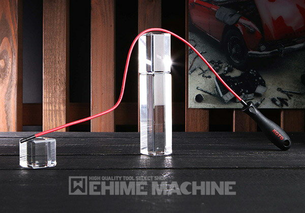 真っ直ぐ伸ばすと約400mm！ 直径4mmの自在に曲がり保持できるシャフトは、狭く奥まった場所に落ちたボルト・ナットや工具・部品を拾い上げます。 複雑な機械の隙間や穴や溝に入り込んだ部品や切粉等のピックアップに！ 磁石の吸着力はおおよそ12...