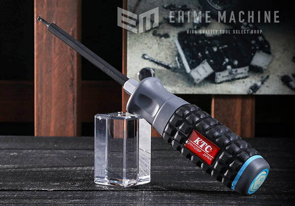 樹脂柄ボールポイントヘキサゴンドライバー、サイズ2.5mm。 六角穴付ボルトの締緩に。 KTCの樹脂柄ボールポイントヘキサゴンドライバD1H-025BPです。 対辺二面幅(サイズ)は2.5mmのヘキサゴンドライバーで、六角穴付ボルトの締緩に...