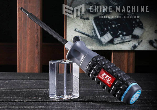 樹脂柄ボールポイントヘキサゴンドライバー、サイズ4mm。 六角穴付ボルトの締緩に。 KTCの樹脂柄ボールポイントヘキサゴンドライバD1H-04BPです。 対辺二面幅(サイズ)は4mmのヘキサゴンドライバーで、六角穴付ボルトの締緩に使用します...