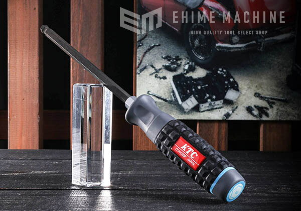 樹脂柄ボールポイントヘキサゴンドライバー、サイズ8mm。 六角穴付ボルトの締緩に。 KTCの樹脂柄ボールポイントヘキサゴンドライバD1H-08BPです。 対辺二面幅(サイズ)は8mmのヘキサゴンドライバーで、六角穴付ボルトの締緩に使用します...
