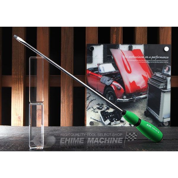 ソフトドライバー マイナス 6mm、全長430mm。 KTCのソフトドライバ マイナスD7M-630です。 先端はマイナス(-)です。 軸径6.3mm、グリップ径31mm、全長430mm、軸長300mmです。 特長 先端マグネット付のマイナ...