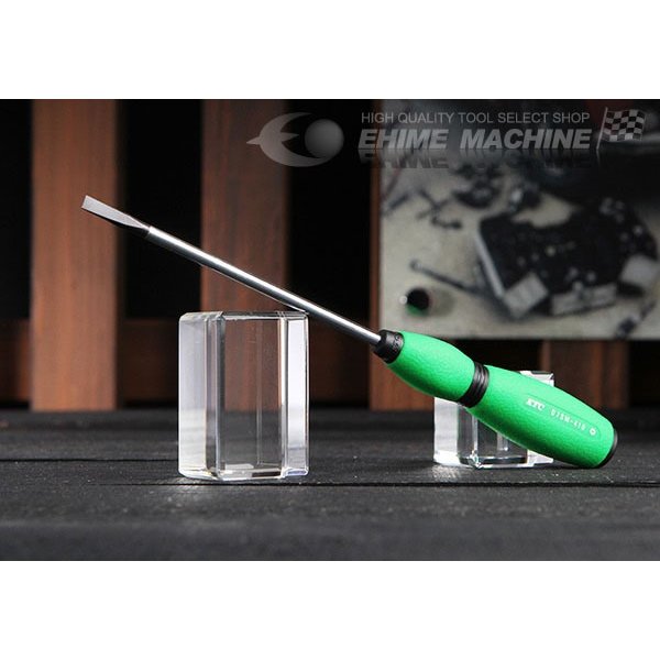 ソフト細軸ドライバー マイナス 4mm、全長190mm。 KTCのソフト細軸ドライバ マイナスD7SM-410です。 先端はマイナス(-)です。 軸径4mm、グリップ径20mm、全長190mm、軸長100mmです。 特長 先端マグネット付の...