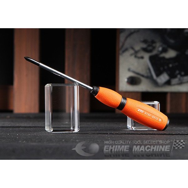 ソフト細軸ドライバークロス No.00、全長165mm。 KTCのソフト細軸ドライバクロスD7SP-0075です。 先端はクロス(+)、番手/呼びはNo.00です。 軸径4mm、グリップ径20mm、全長165mm、軸長75mmです。 特長 ...