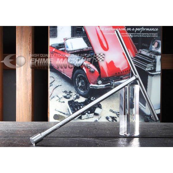 KTCのスタンダードT型レンチ。 早回しに便利なT形レンチは、自動車整備工具としてはもちろん、 バイクメンテナンスツール、サイクルツールとしても人気の商品 です。 ■型式：TH-10 ■メーカー：KTC ■全長：254.5mm ■ハンドル幅...