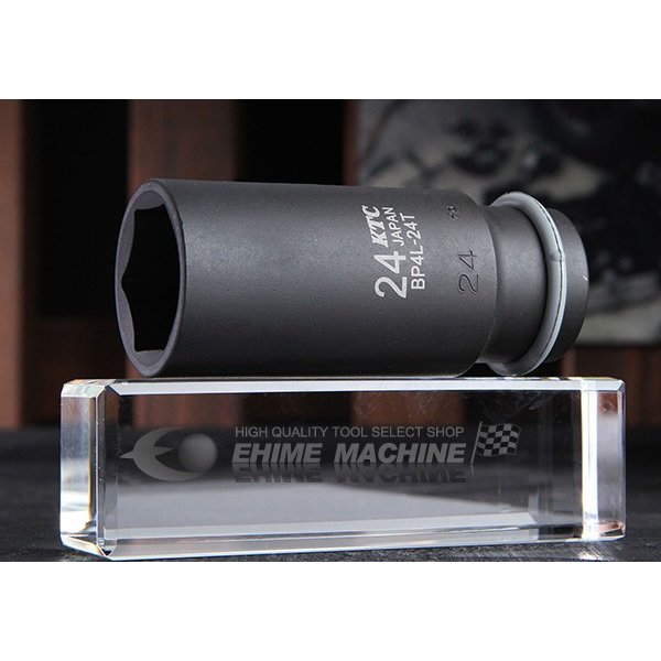 差込角12.7sq.のインパクト用ディープソケット、サイズ24mm。 深穴や突き出たボルトの締緩に。 KTCのインパクトディープソケットBP4L-24TPです。 差込角12.7mm(12.7sq.)(1/2)のインパクトレンチ(電動・エア)...