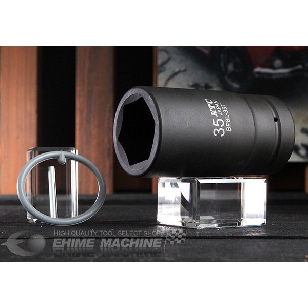 差込角25.4sq.のインパクト用ディープソケット、サイズ35mm。 深穴や突き出たボルトの締緩に。 KTCのインパクトディープソケットBP8L-35TPです。 差込角25.4mm(25.4sq.)(1/1)のインパクトレンチ(電動・エア)...