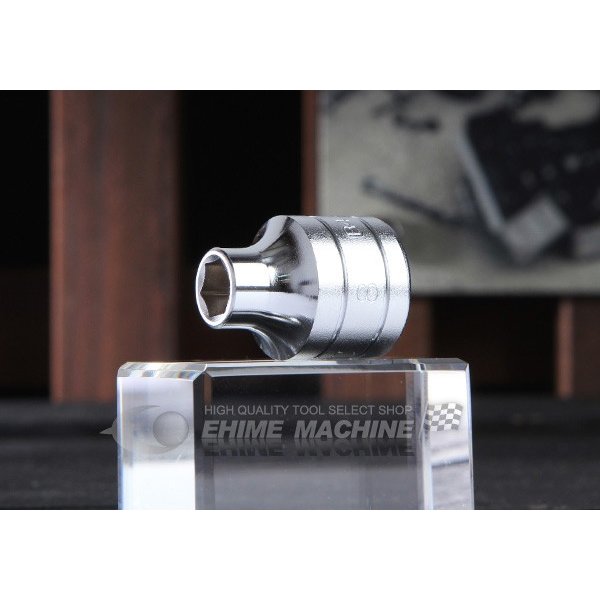 差込角12.7sq.の六角ソケット、サイズ8mm。 エッジを傷めにくいパワーフィット形状。 KTCのソケットB4-08です。 差込角12.7mm(12.7sq.)(1/2)の手動工具用六角ソケットで、対辺二面幅(サイズ)は8mmです。 口径...