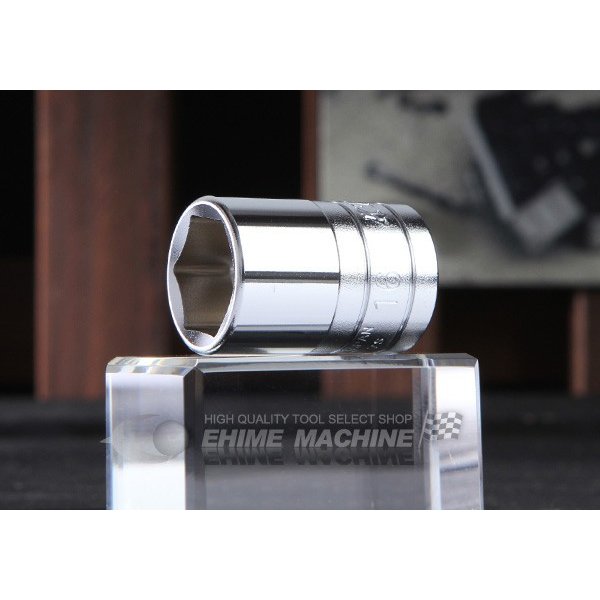 差込角12.7sq.の六角ソケット、サイズ16mm。 エッジを傷めにくいパワーフィット形状。 KTCのソケットB4-16です。 差込角12.7mm(12.7sq.)(1/2)の手動工具用六角ソケットで、対辺二面幅(サイズ)は16mmです。 ...