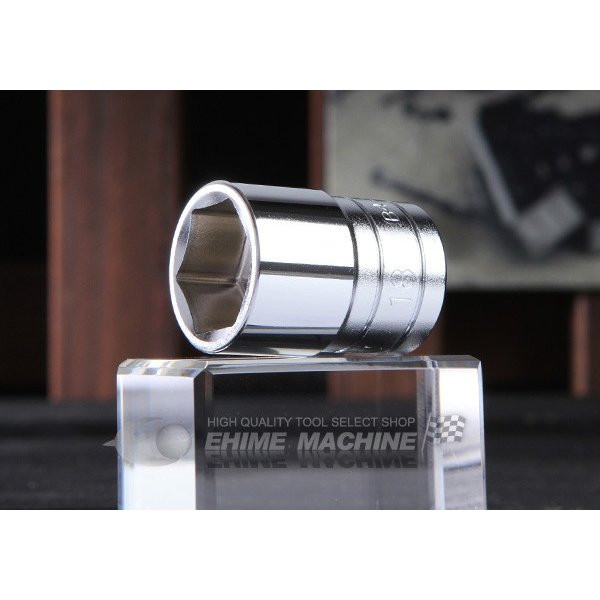 差込角12.7sq.の六角ソケット、サイズ18mm。 エッジを傷めにくいパワーフィット形状。 KTCのソケットB4-18です。 差込角12.7mm(12.7sq.)(1/2)の手動工具用六角ソケットで、対辺二面幅(サイズ)は18mmです。 ...