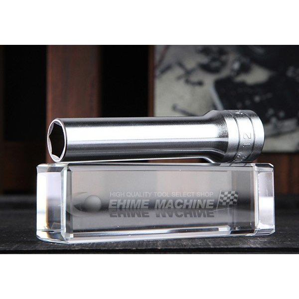 差込角12.7sq.の六角ディープソケット、サイズ12mm。 深穴や突き出たボルトの締緩に。 KTCのディープソケットB4L-12です。 差込角12.7mm(12.7sq.)(1/2)の手動工具用六角ディープソケットで、対辺二面幅(サイズ)...