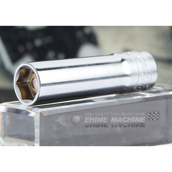 狭く奥まった箇所等でのボルト・ナットの締緩作業時に、マグネットがボルト・ナットの落下を防止。 マグネット部がスライドするため、座金付きボルトやスタッドボルト、薄いナットにも対応します。 ■型式：B3L-12MGA ■メーカー：KTC(京都機...