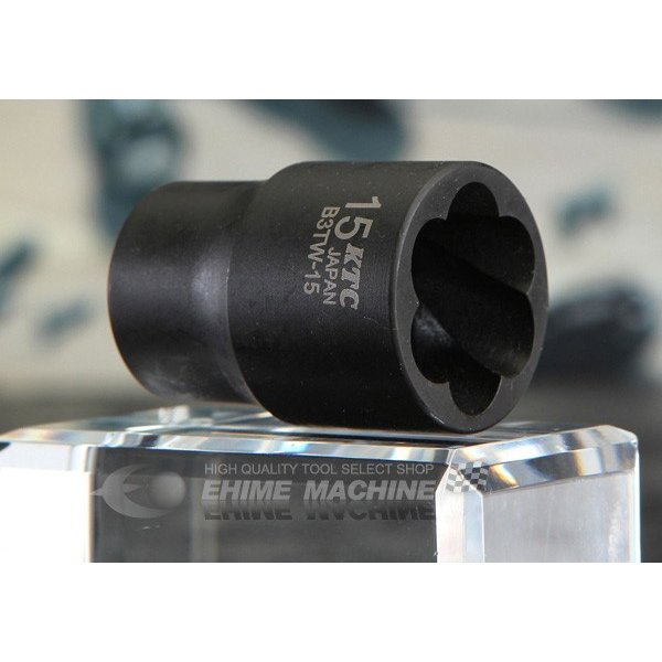 差込角9.5sq.の六角ソケット、サイズ15mm。 エッジを傷めにくいパワーフィット形状。 KTCのソケットB3TW-15です。 差込角9.5mm(9.5sq.)(3/8)の手動工具用六角ソケットで、対辺二面幅(サイズ)は15mmです。 口...