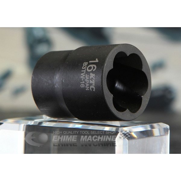 差込角9.5sq.の六角ソケット、サイズ16mm。 エッジを傷めにくいパワーフィット形状。 KTCのソケットB3TW-16です。 差込角9.5mm(9.5sq.)(3/8)の手動工具用六角ソケットで、対辺二面幅(サイズ)は16mmです。 口...
