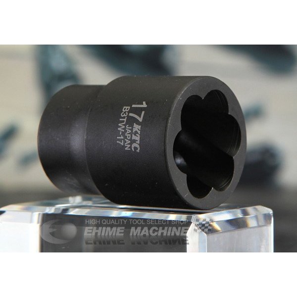 差込角9.5sq.の六角ソケット、サイズ17mm。 エッジを傷めにくいパワーフィット形状。 KTCのソケットB3TW-17です。 差込角9.5mm(9.5sq.)(3/8)の手動工具用六角ソケットで、対辺二面幅(サイズ)は17mmです。 口...