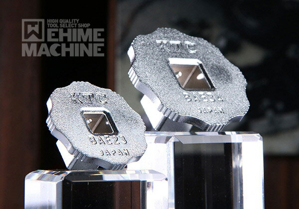 ソケットアダプターとは違い、製品単体での早回しが可能です。 凸凹を同位置で合わせてあるので、ソケットアダプターに比べ、全長を 短縮して使用できます。 マグネットにより、ソケットの保持及び脱着が容易です。 グリップ部は、滑りにくく早回ししやす...