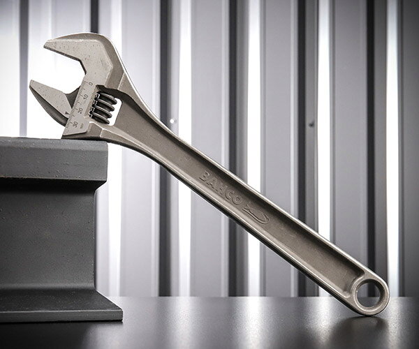 ジョーが開いてもシャフトが完全にハンドルの中に隠れているのでより作業性を高め、より強力度を与えます。 ジョーの開口幅セッティングとボルトのヘッド、金属の厚みなどの測定用目盛付です。 用途：ボルト・ナットの脱着作業。 【仕様】 全長(mm)：...