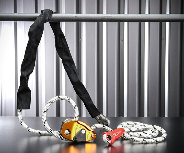 Petzl（ペツル）製「グリヨン 3m」は、作業中の安定した姿勢保持をサポートする調節式ランヤードです。高所作業時において、安全かつ快適に作業位置を調整できる機能を備えており、シングル使用・U字吊りどちらにも対応しています。プラスチックスリ...
