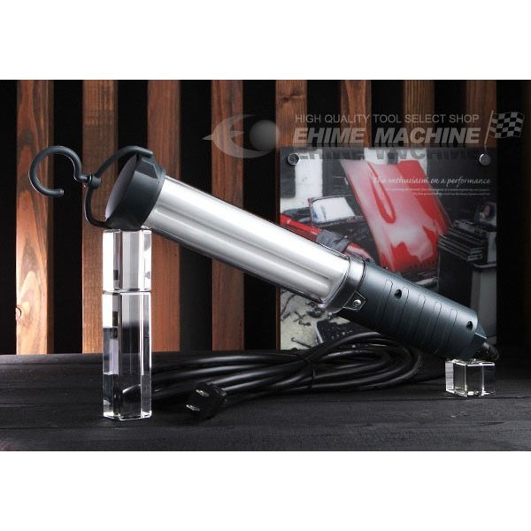 納得の明るさ！使い勝手の良い大きさ！ 耐久性抜群の作業灯『キャプテンライト」の5mコードタイプ。 18Wの蛍光管タイプ。 防滴仕様、最新インバーター式と押さえるところを押さえた機能性。 ハンディライトとして最適です。 ■型式：CL-1805...