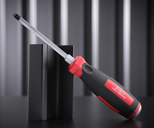 早回ししやすい形状、スパナ・めがねレンチをかけて使用できる 六角軸。SEEDNEWの力作ドライバー誕生！ デザイン性、機能性に優れたおすすめのドライバー。 オイルのついた手で作業しても滑りにくいよう設計された樹脂グリップは、手になじみ回しや...