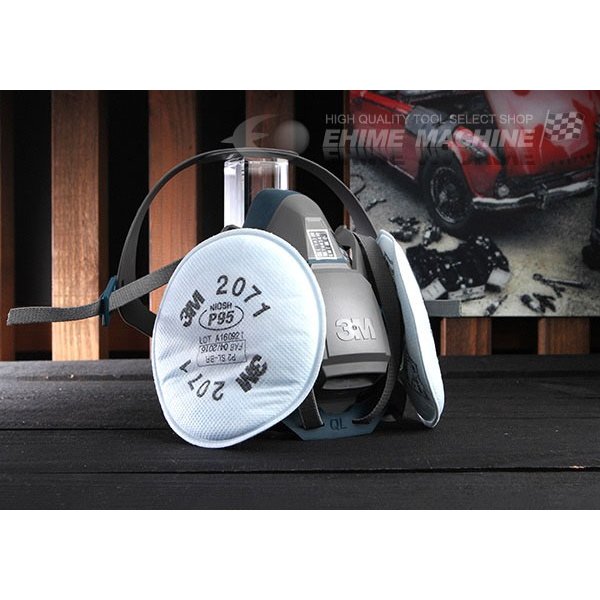 ※こちらの商品は衛生商品のため、返品受付できません。●3M独自のクイックラッチ新機能を搭載しています。 ●片手で素早く、簡単にしめひもの調節が行えるため、ヘルメットを着けたままでもマスクの着脱が可能です。 ●休憩時の水分補給や作業者同士のコ...